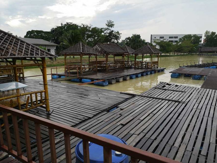 East Coast: D'Mukmin Floating Restaurant - Escapy Travel Mag