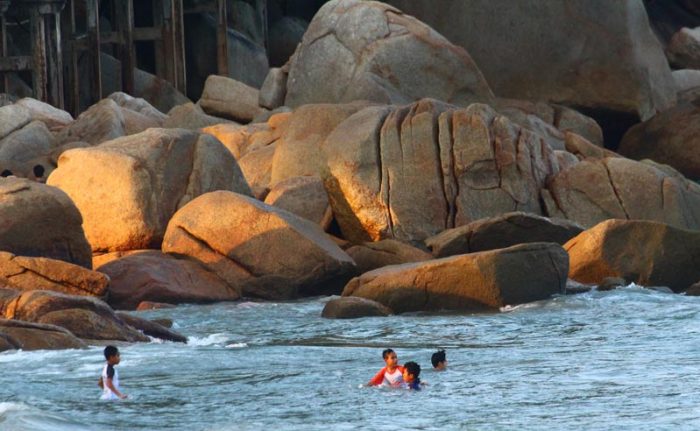 East Coast: Teluk Cempedak Beach - Escapy Travel Mag