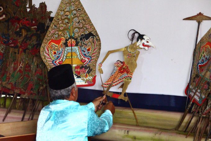 Playing With Shadows - Wayang Kulit - Escapy Travel Mag